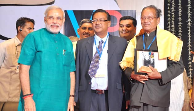 Hon'ble CM honours 32 veteran photographers under aegis of VPAG