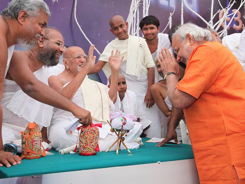 CM receives blessings of Jain acharya Shri Vijaypremsurishwarji maharaj ...