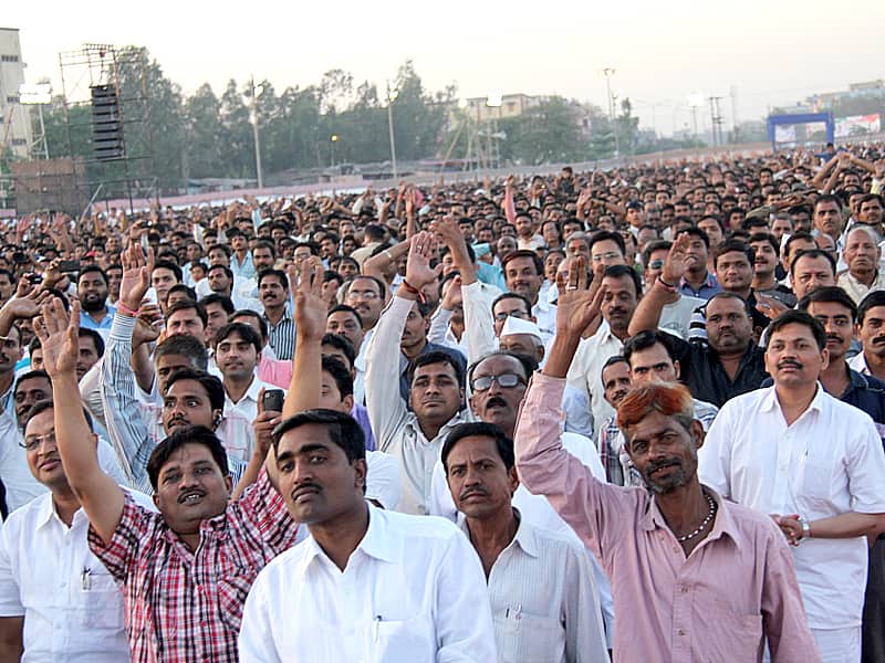 CM addresses huge gathering of north Indian people in Surat